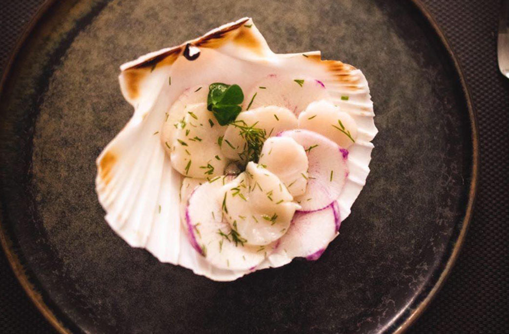 Carpaccio de Saint-Jacques, radis blue meat et vinaigrette au yuzu ...